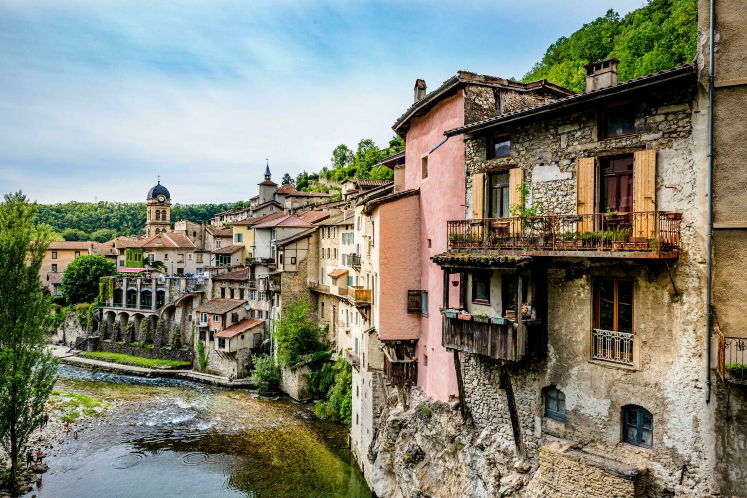 Les 13 plus beaux villages autour de Lyon à visiter
