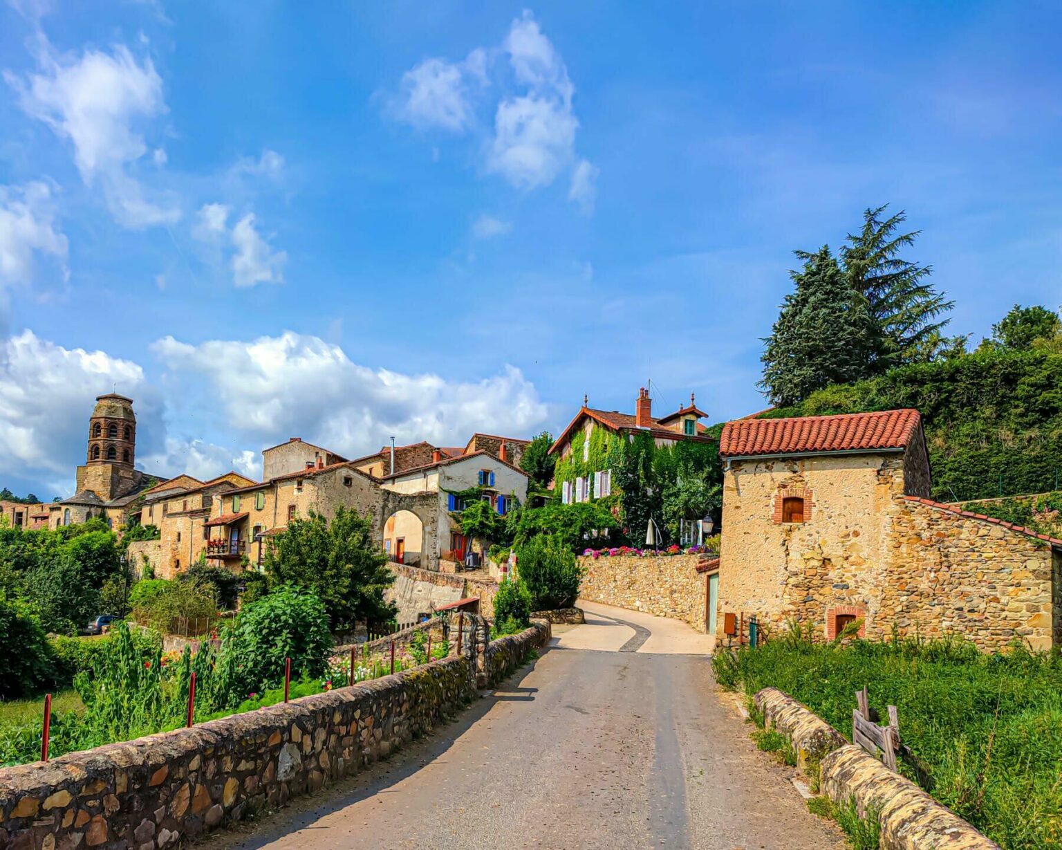 Voici les 10 plus beaux villages autour de Clermont-Ferrand