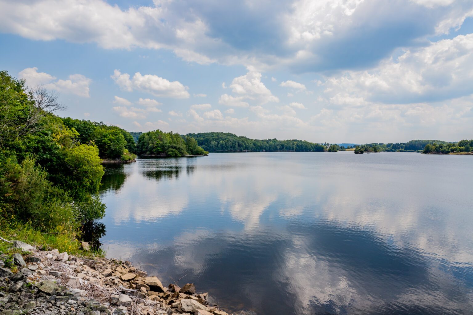 Les 16 plus beaux lacs d'Auvergne à découvrir en photos