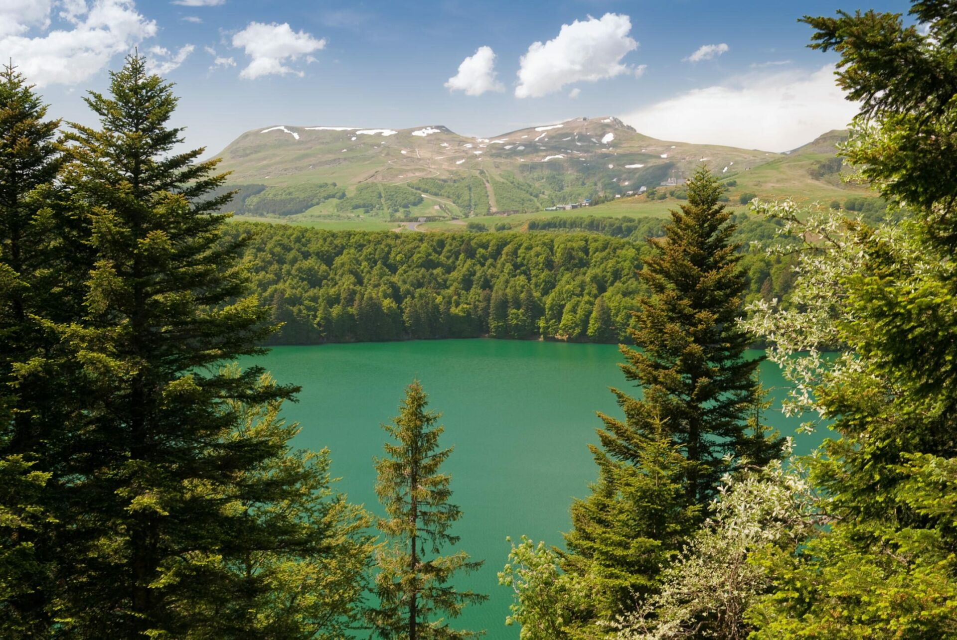 Les 16 plus beaux lacs d'Auvergne à découvrir en photos