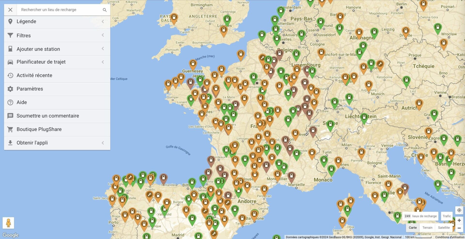 Voyage en voiture électrique : comment trouver des bornes de recharge